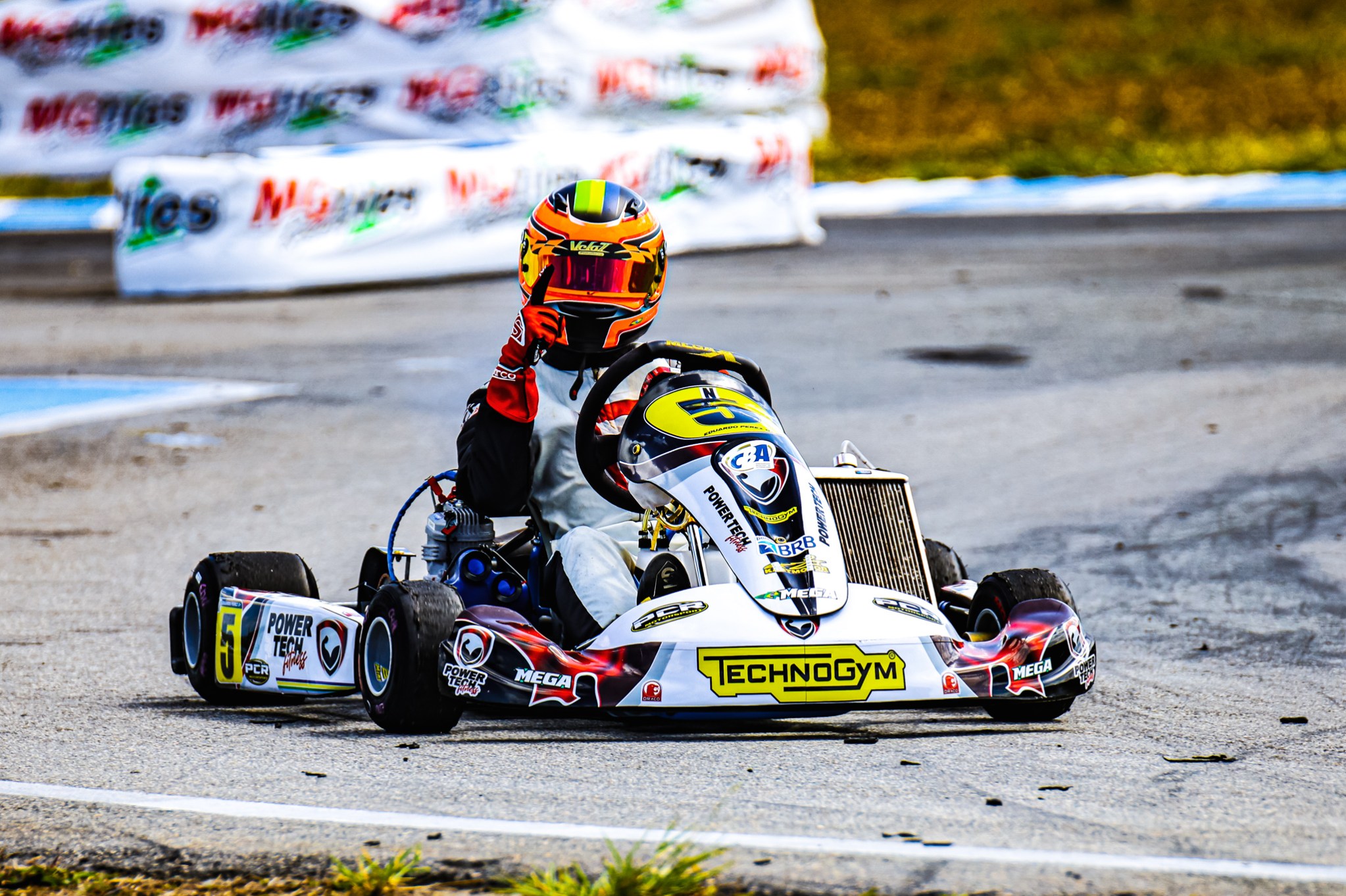Eduardo Perez comemora a conquista do inédito título de campeão brasileiro de kart | DARKSIDE KARTS